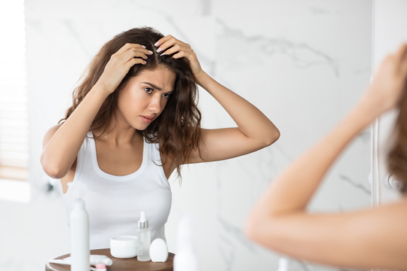 Qual a diferença entre caspa e seborreia? | Formularium